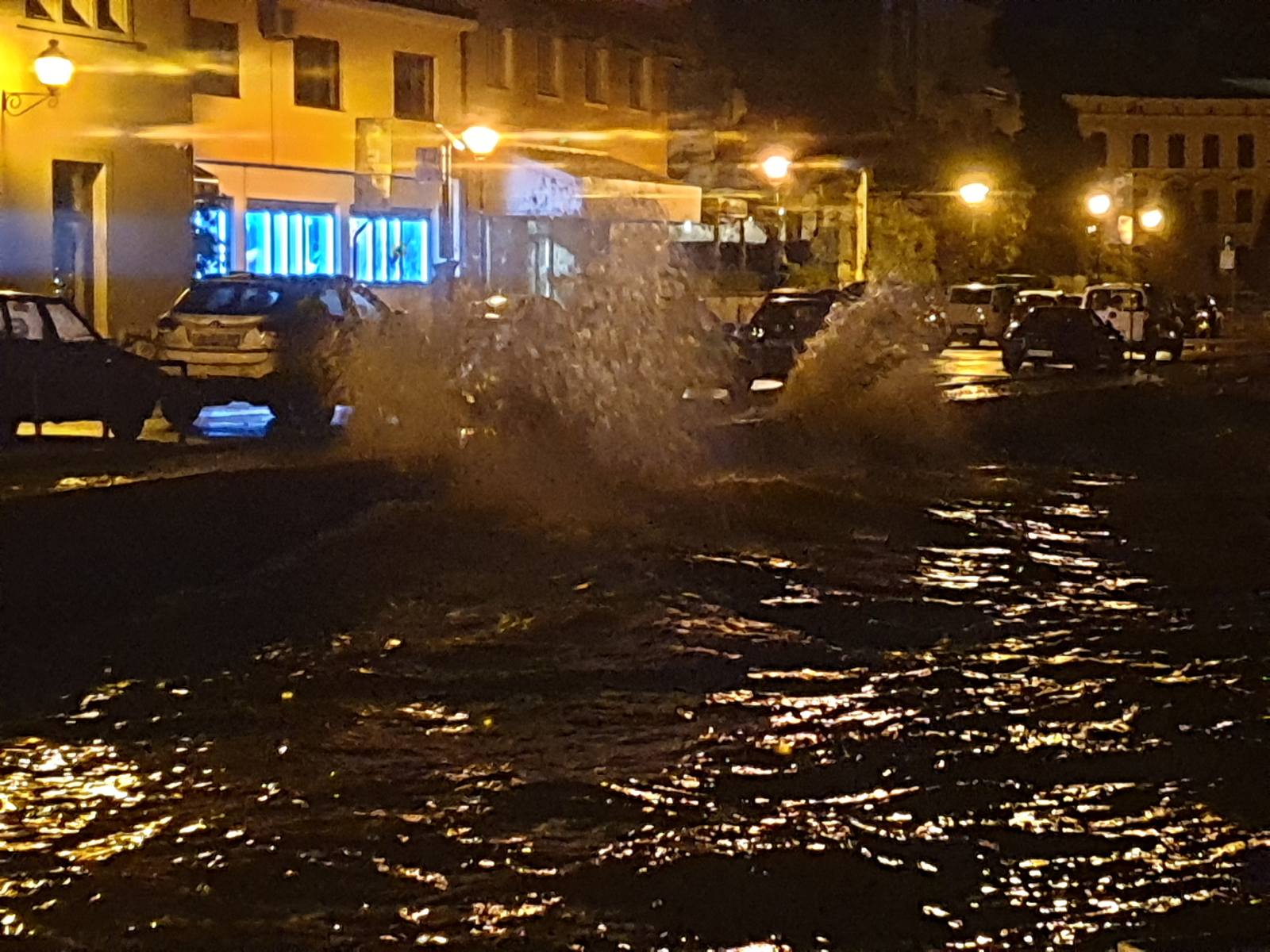 Sinoć jako nevrijeme na moru s pijavicama, večeras stiže još jače ...