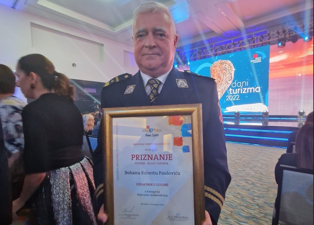 DJELATNIK GODINE Policajac Boban Robert Paulović dobio nagradu za svoj predani rad - IstraIN