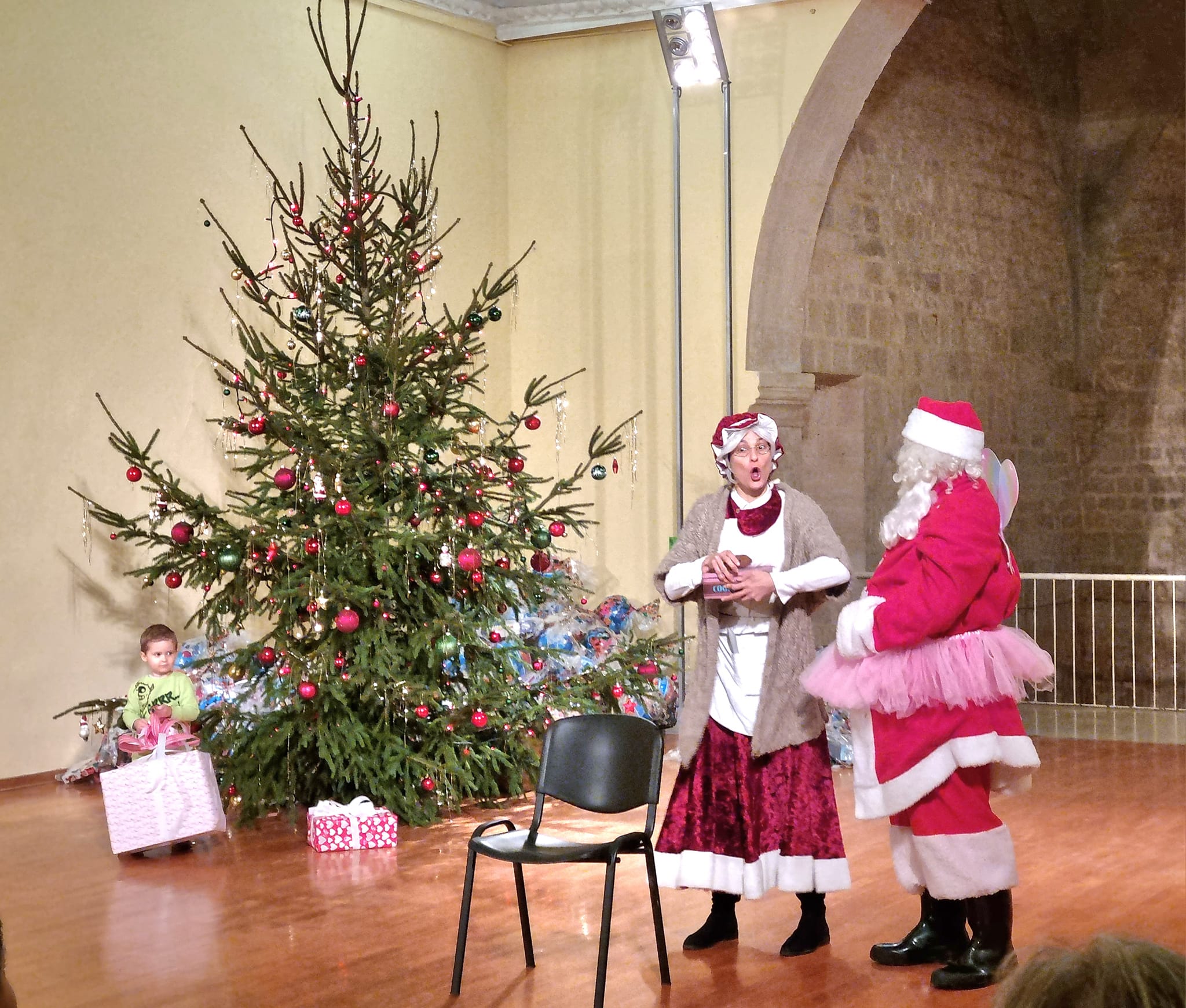 POREČ Djed i Baka Mraz s vilenjacima podijelili poklone za 1.700 djece ...