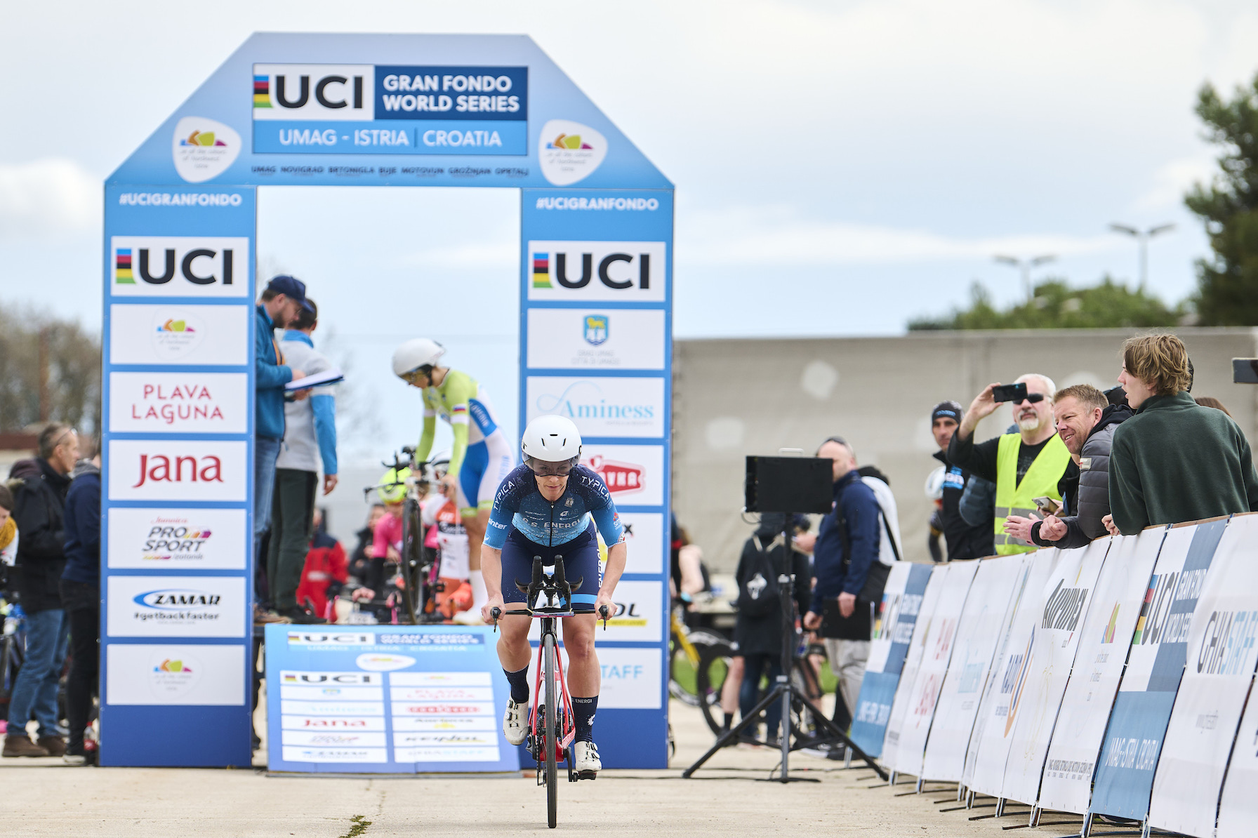 VIŠE OD 700 BICIKLISTA IZ 25 ZEMALJA Laura Šimenc i Johnny Hoogerland ...