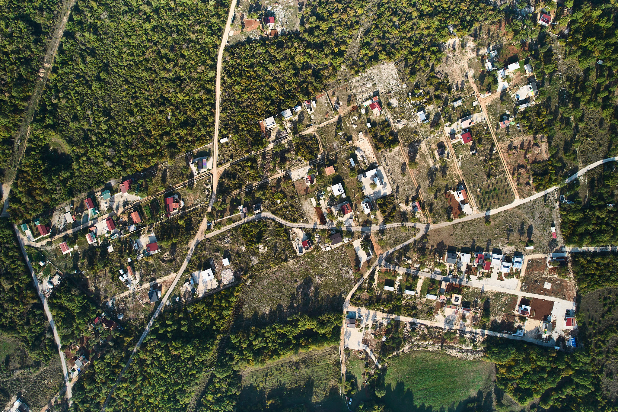 POGLED IZ ZRAKA Sve što vidite na fotografiji je BESPRAVNO sagrađeno ...