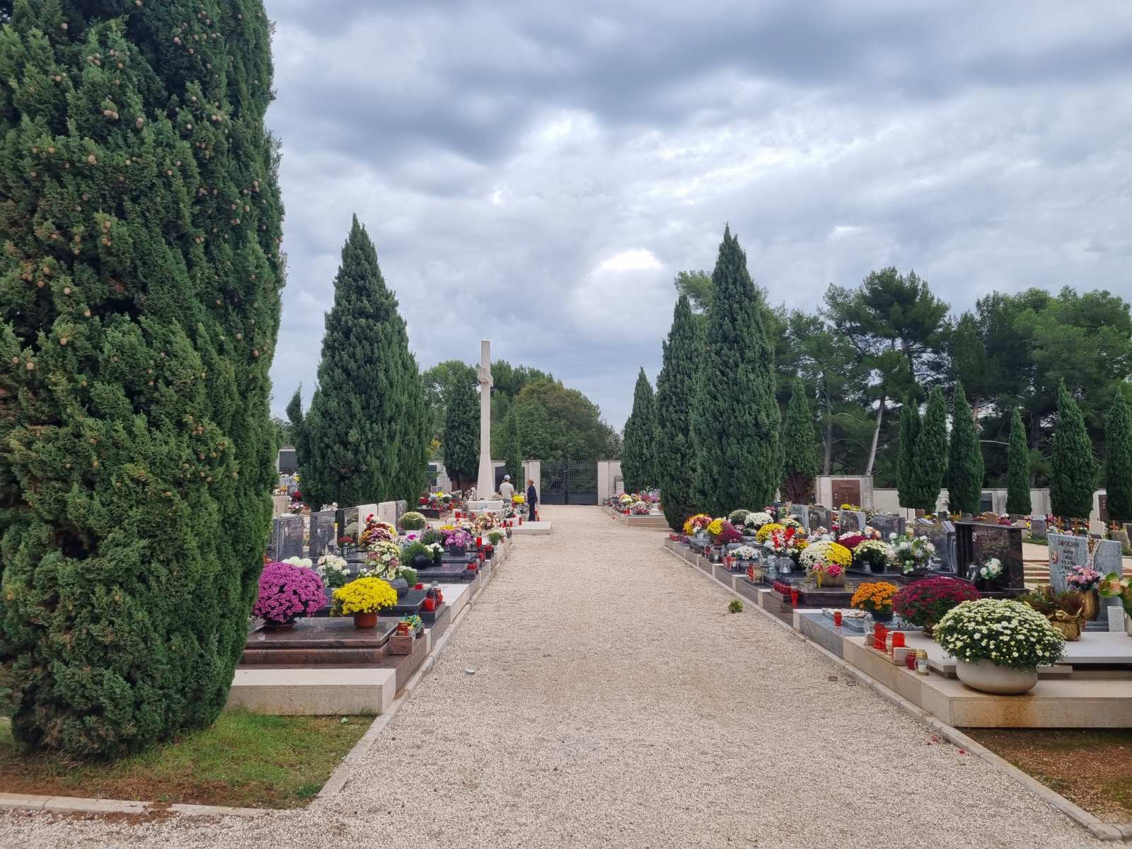 POSJETILI SMO GROBLJE U ROVINJU Ususret blagdanu, mnogi su već uredili ...