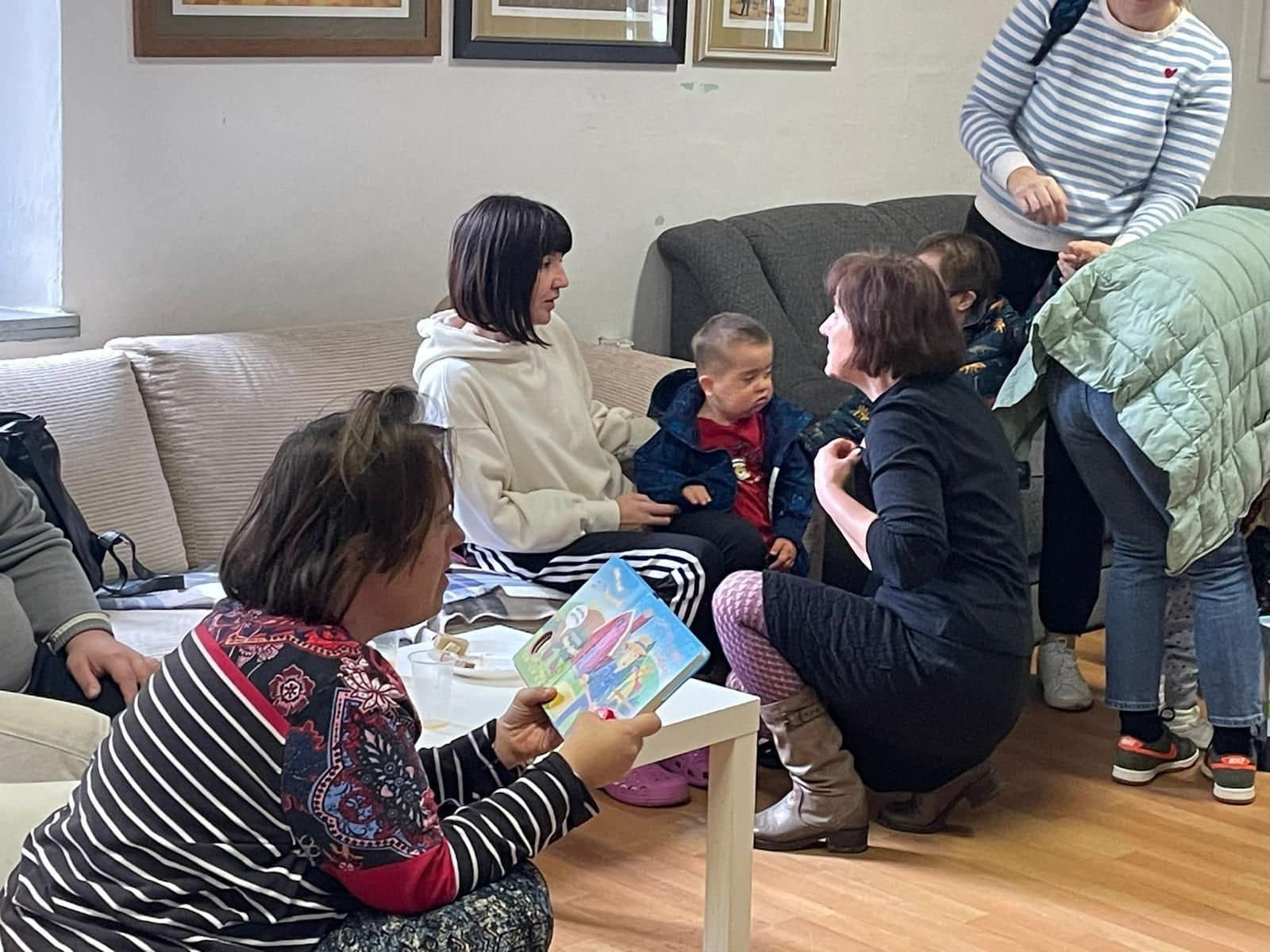 Članice Inner Wheel Kluba Pula donirale 100 slikovnica korisnicima Down ...