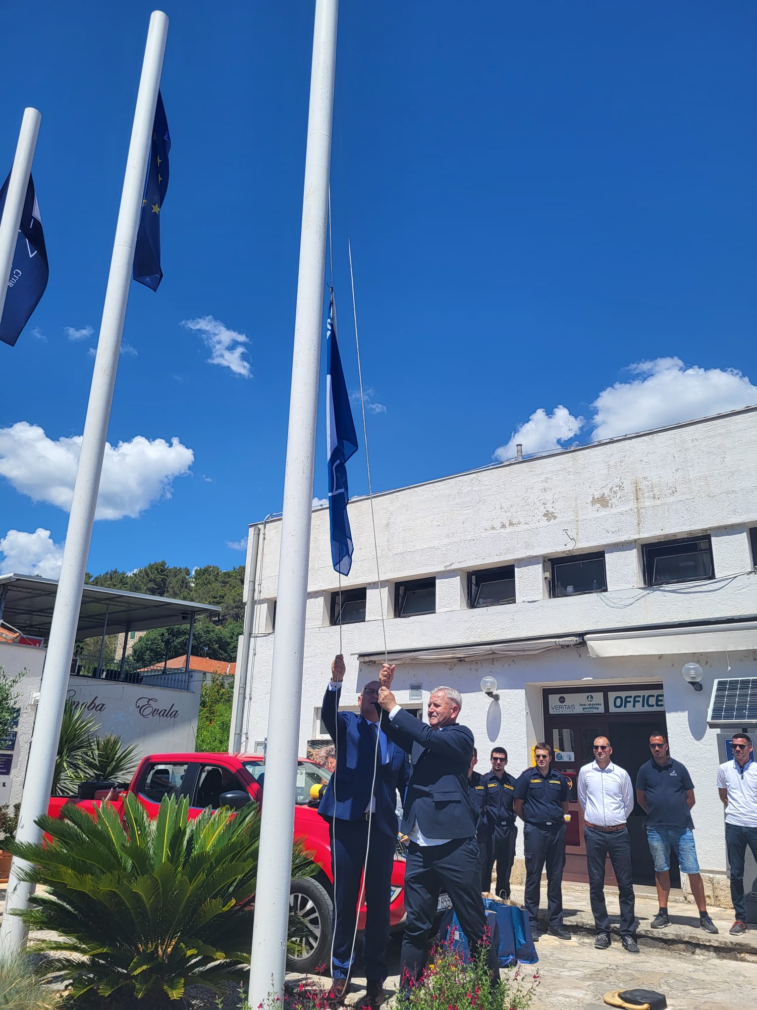 PODIGNUTE PLAVE ZASTAVE Djelatnici ACI marine Skradin sudjelovali u ...