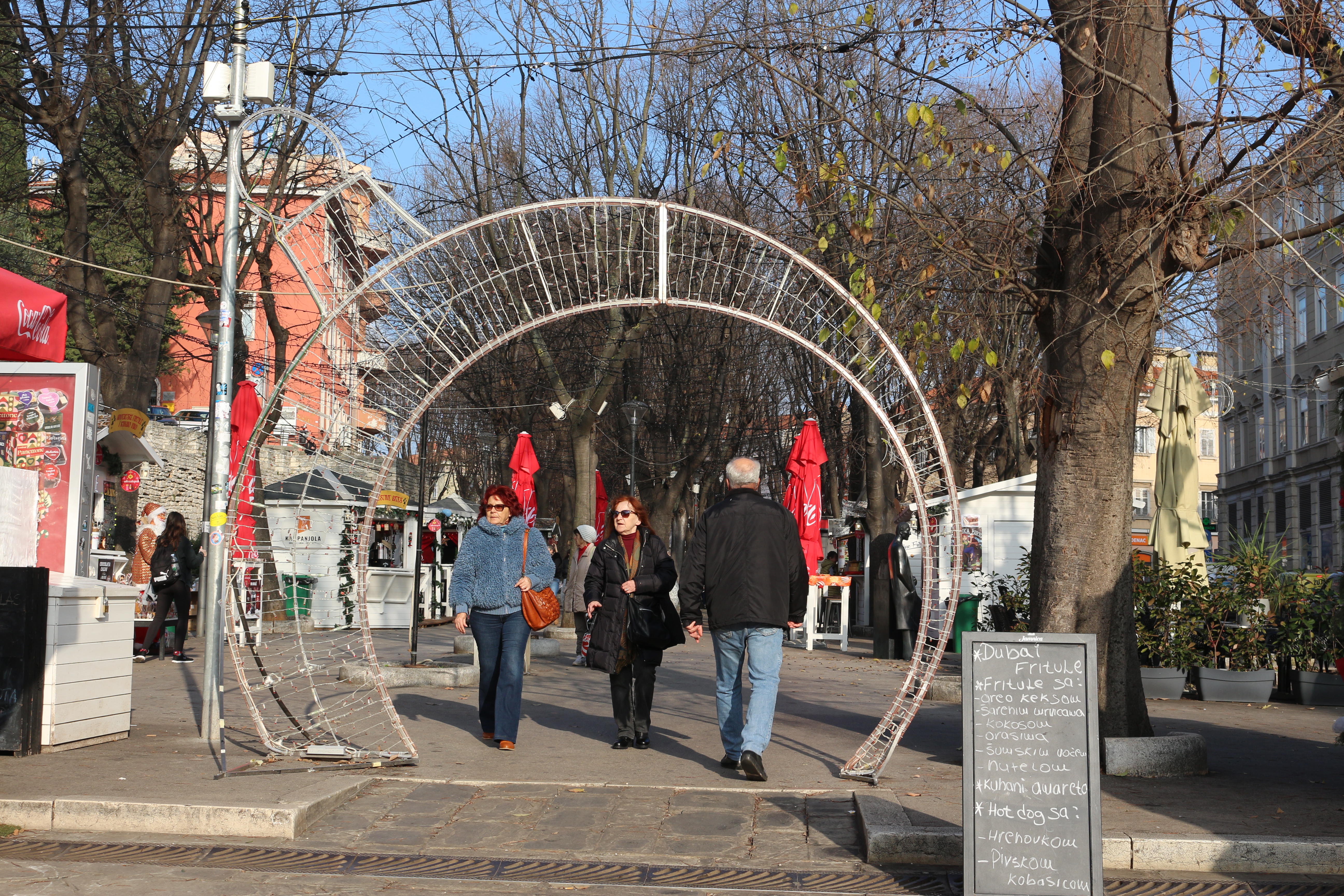 BOŽIĆNE RADOSTI Dubai fritule na pulskom Adventu duplo skuplje od ...