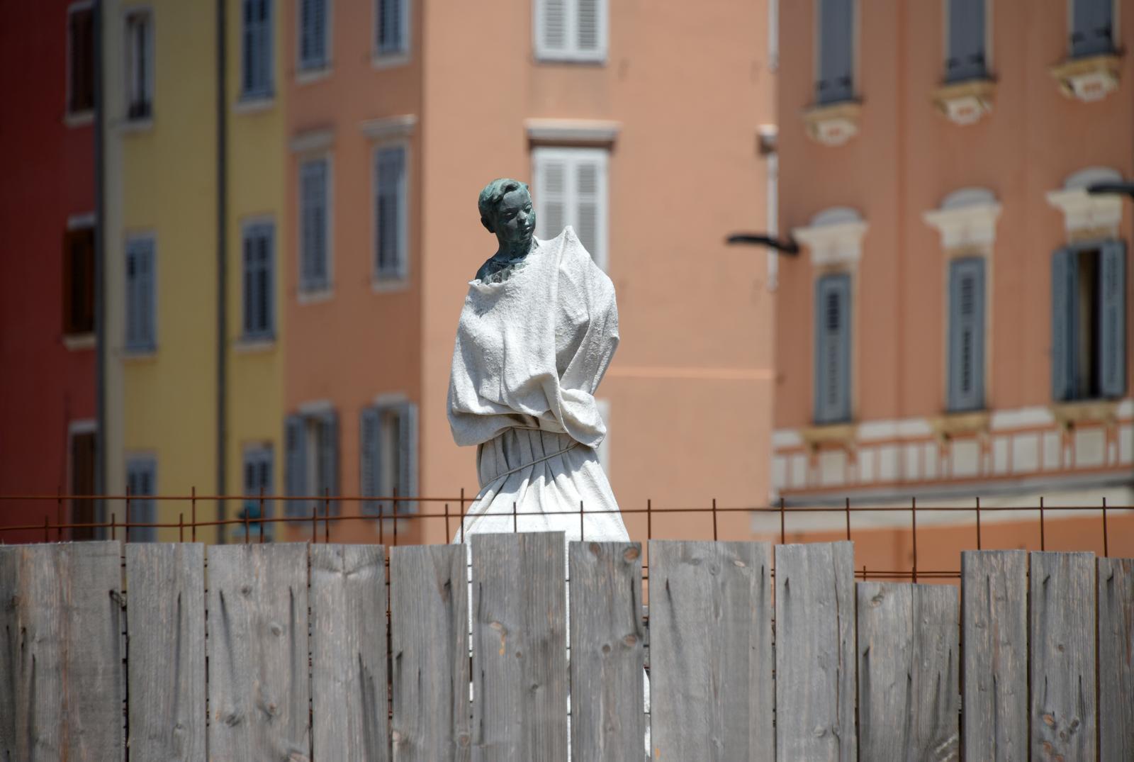 SIMPATIČAN PRIZOR Rovinjski 'Dječak s ribom' u novom ruhu zbog radova ...